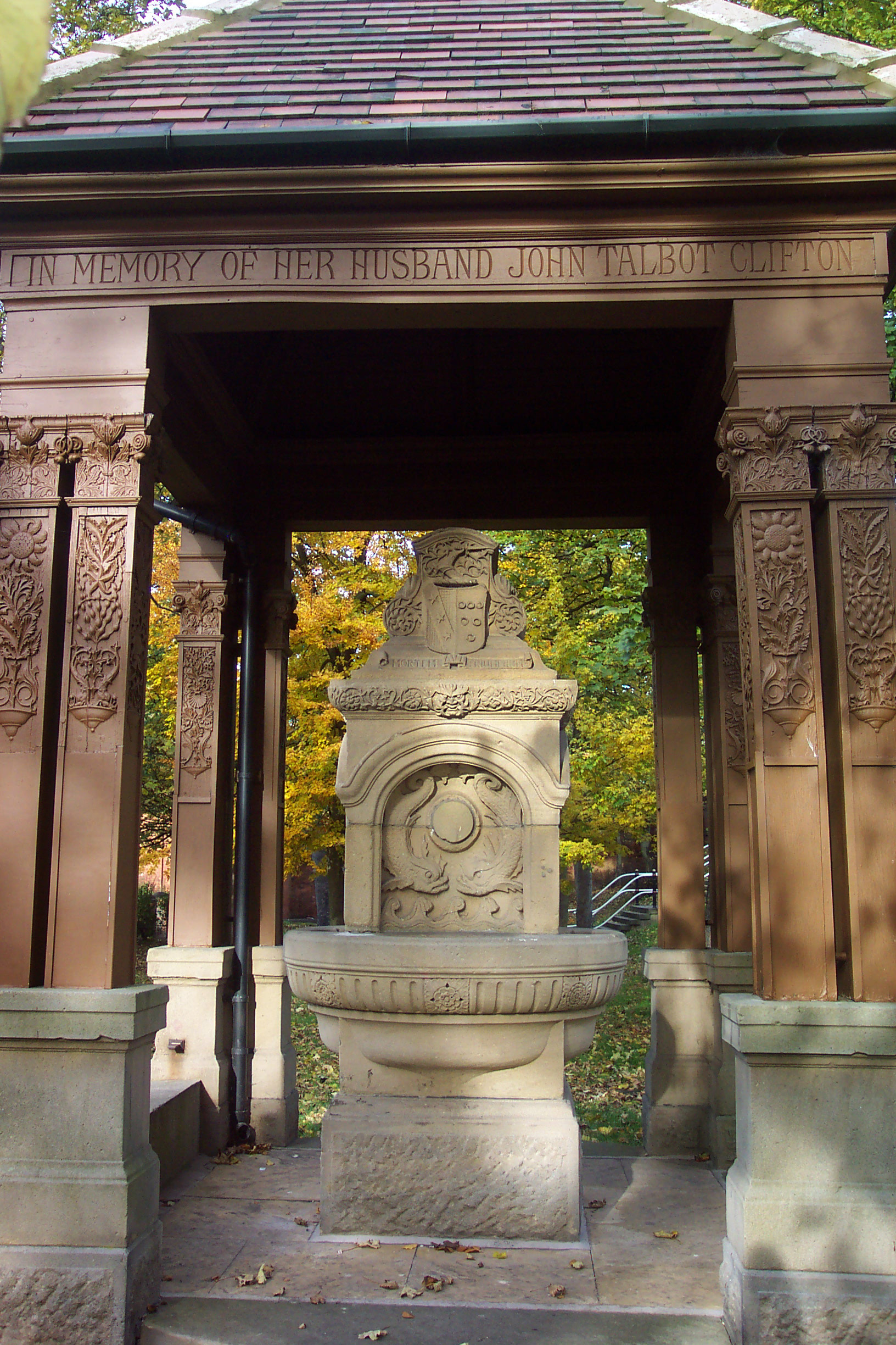Clifton memorial with hand & dagger crest 1.11.2003 (BRT) D.jpg ...